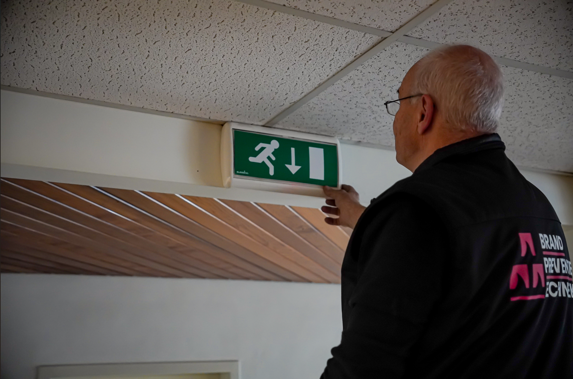Nooduitgang bord – wat zijn de regels? - Brand Preventie Techniek